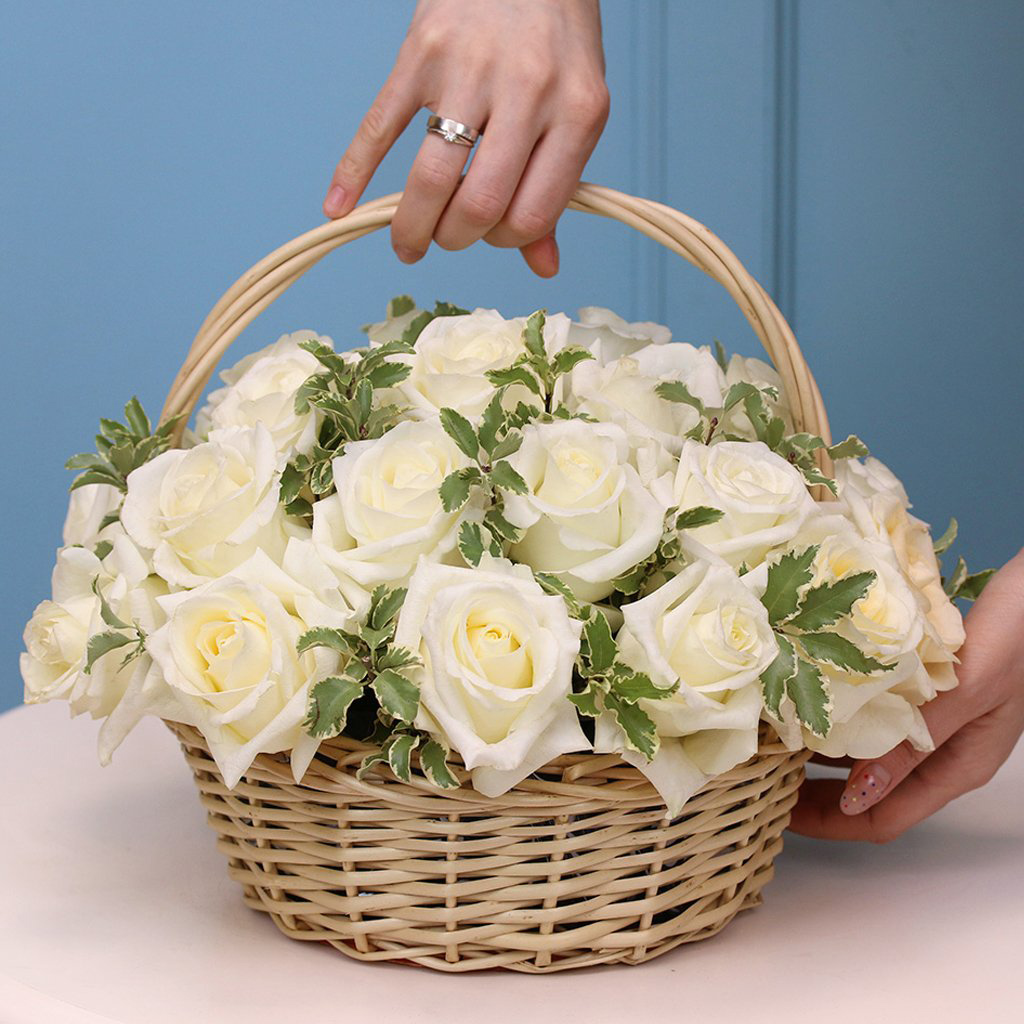 White roses - flower basket - Escada